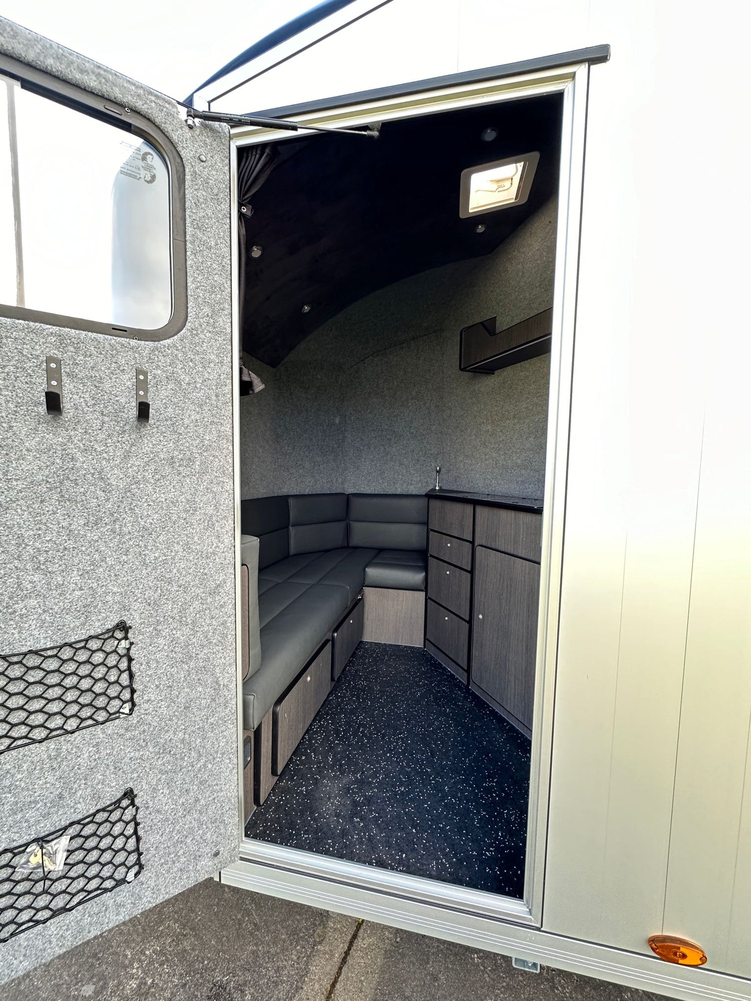 The all new Cheval Liberte Maxi Living- 3 horse herringbone trailer ...