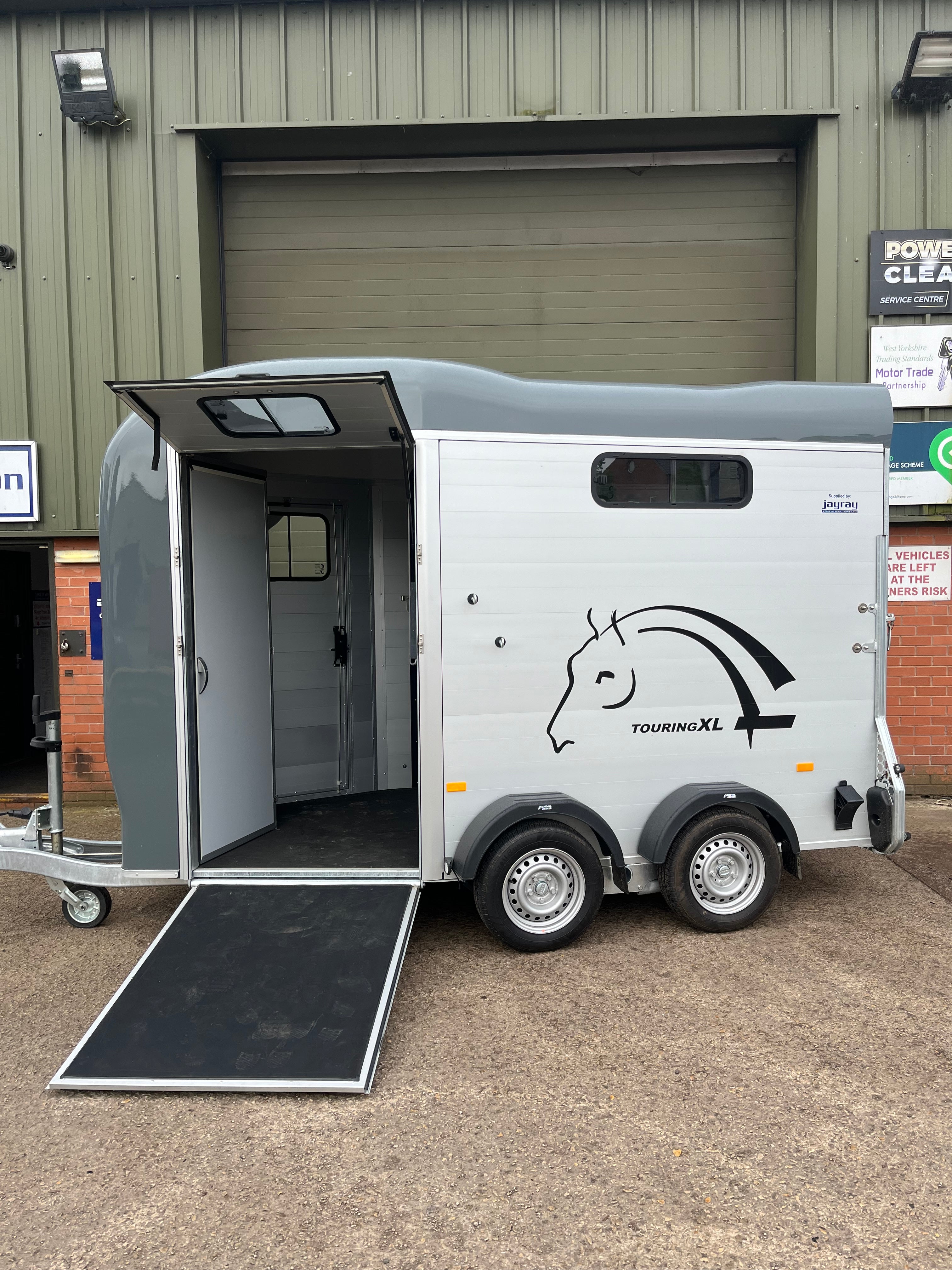 Cheval Liberte Touring XL with tack room- 2 horse trailer for sale ...